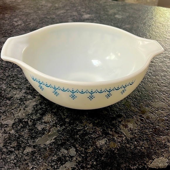 Pyrex | Dining | Pyrex 2l Garland Snowflake Mixing Bowl | Poshmark